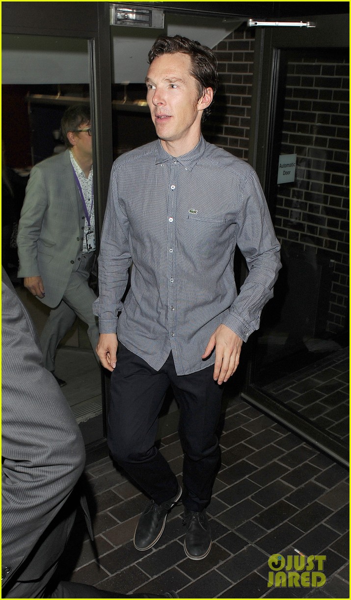 Benedict Cumberbatch Signs Autographs For Tons of Fans at 'Hamlet ...