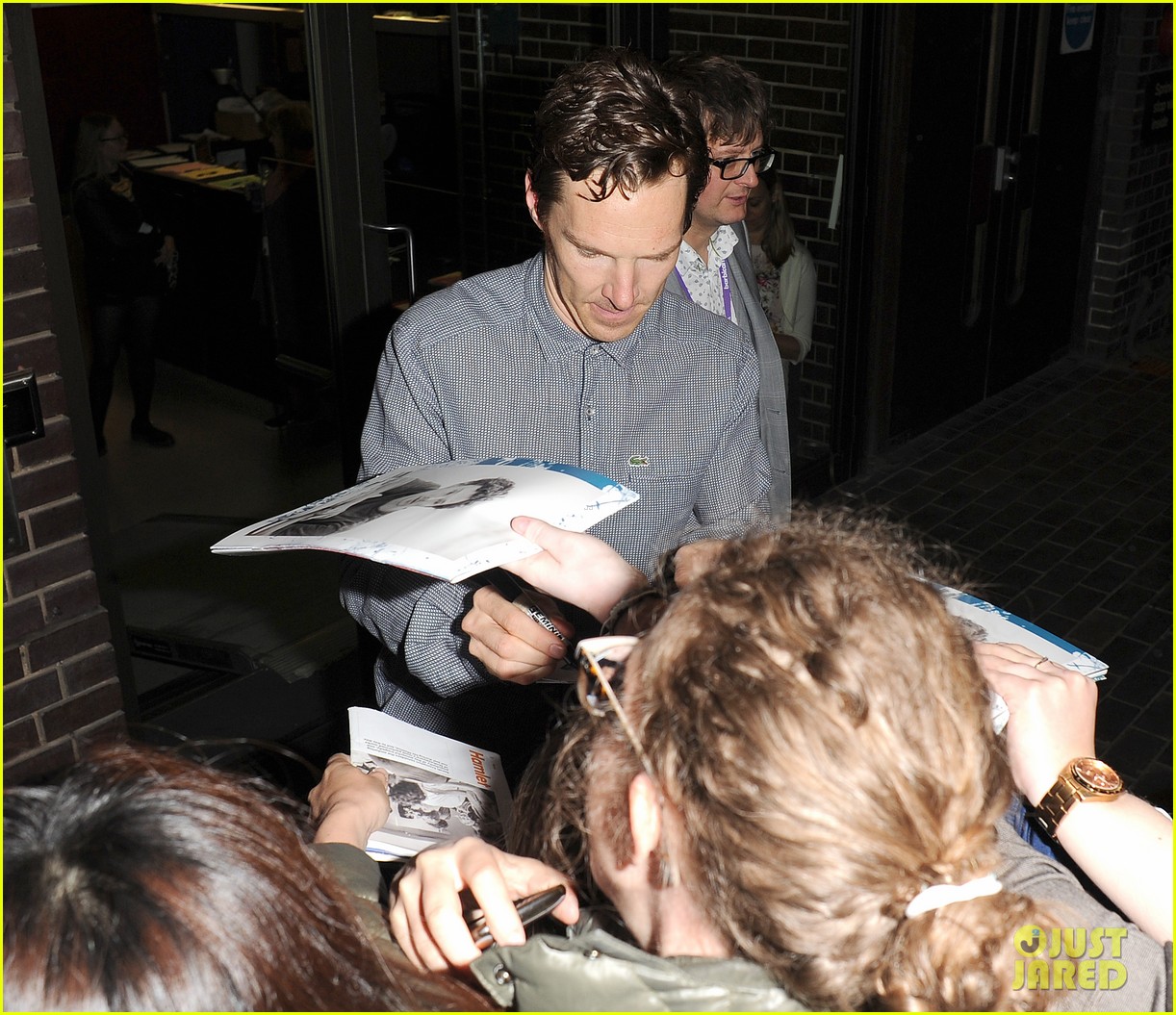Benedict Cumberbatch Signs Autographs For Tons of Fans at 'Hamlet ...