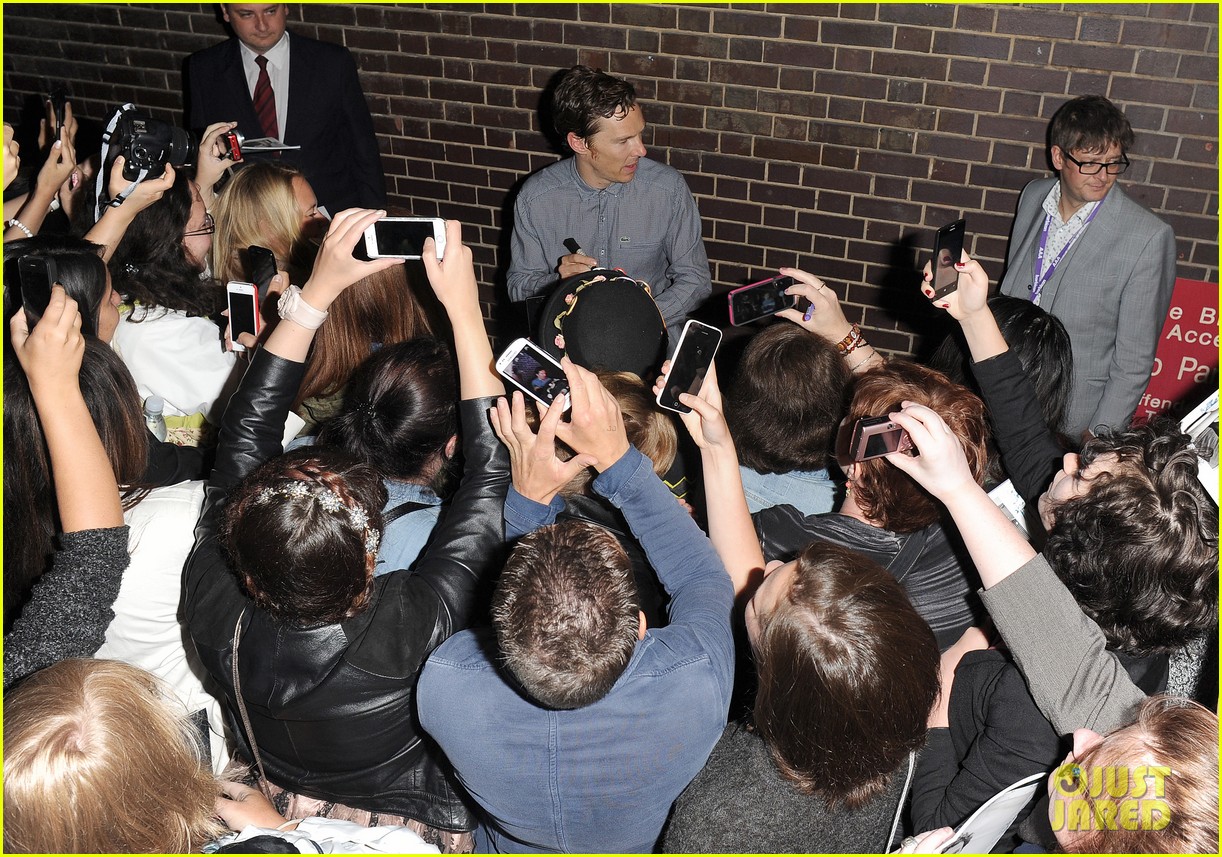 Benedict Cumberbatch Signs Autographs For Tons of Fans at 'Hamlet ...
