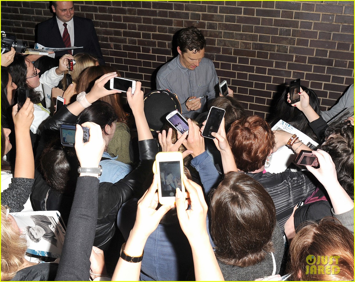 Benedict Cumberbatch Signs Autographs For Tons of Fans at 'Hamlet ...