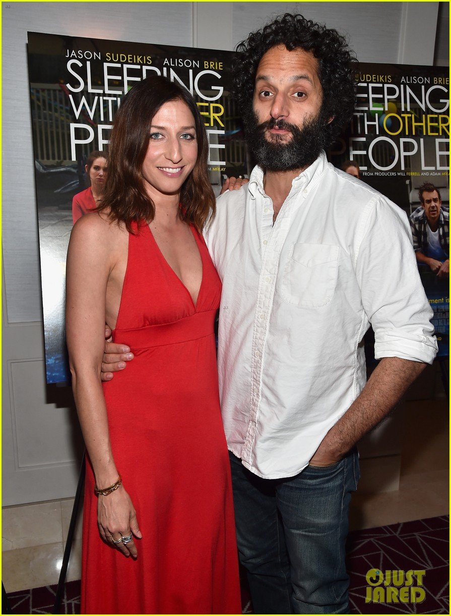 Alison Brie Shows Off Her Engagement Ring at 'Sleeping With Other ...
