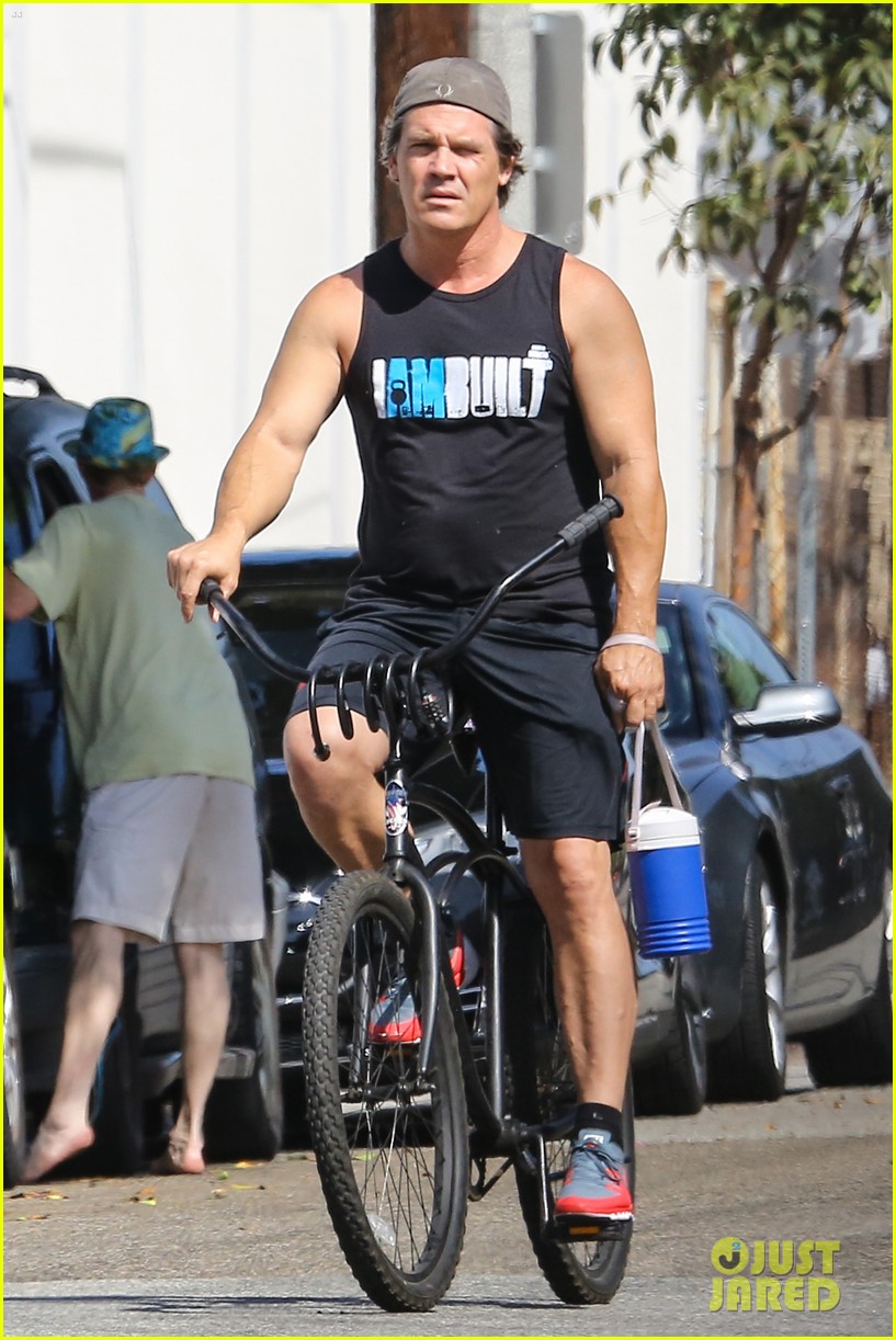 Josh Brolin Puts Buff Biceps on Display En Route to the Gym: Photo ...