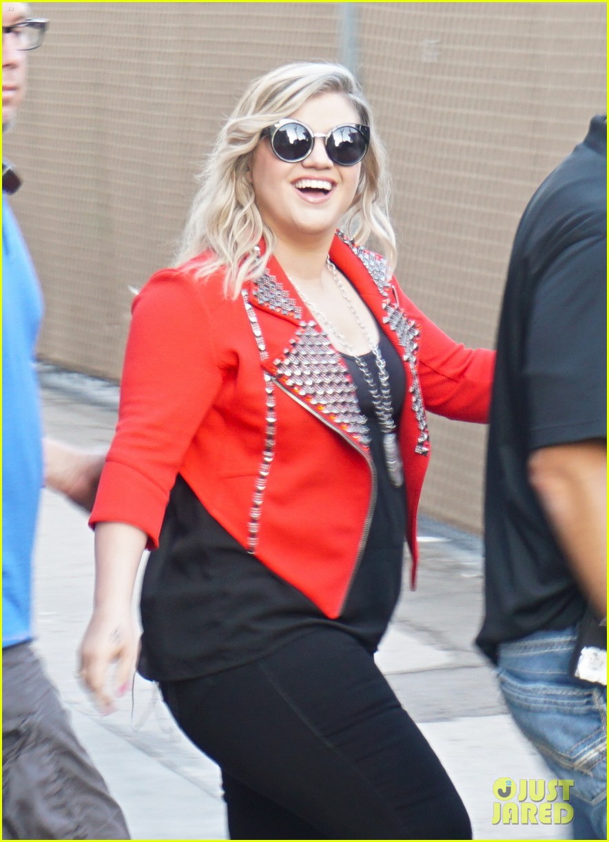 Kelly Clarkson Sings Tinder Profiles on 'Jimmy Kimmel' - Watch Now ...