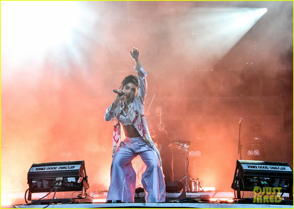 FKA twigs Displays Her Rock Hard Abs for Osheaga Performance (Video ...
