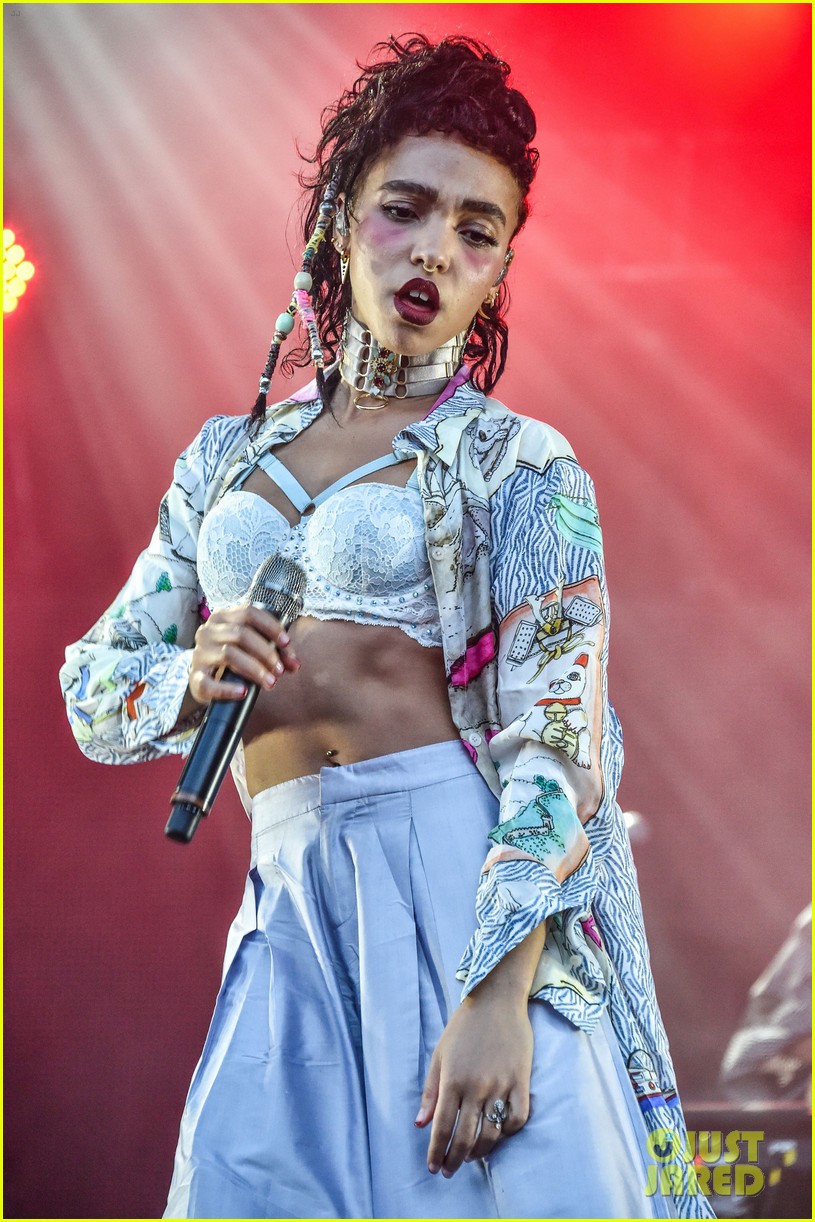 FKA twigs Displays Her Rock Hard Abs for Osheaga Performance (Video ...