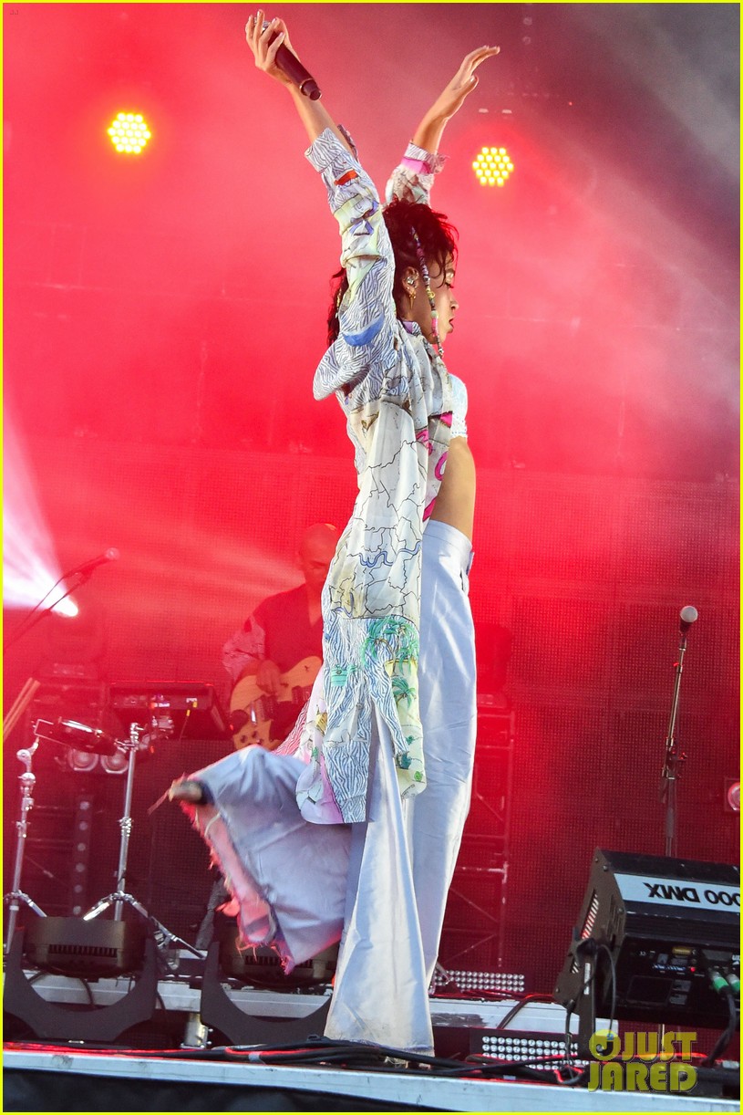 FKA twigs Displays Her Rock Hard Abs for Osheaga Performance (Video ...