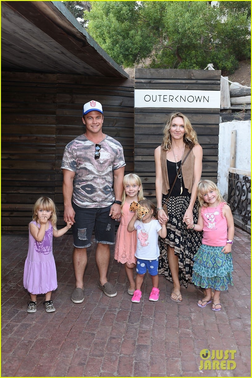 Chris Hemsworth & Gerard Butler Enjoy a Malibu Party: Photo 3449784 ...