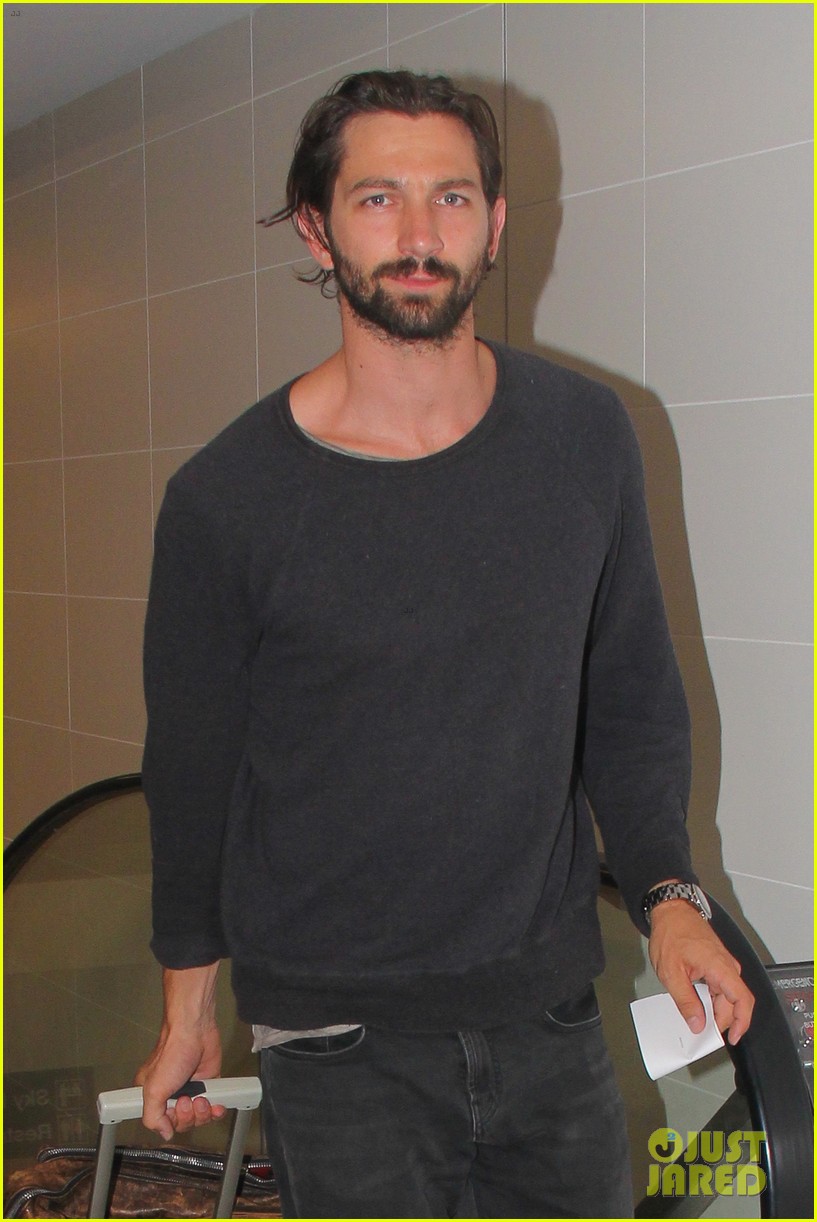 Game of Thrones' Michiel Huisman Heads Out Of LA: Photo 3443527 ...