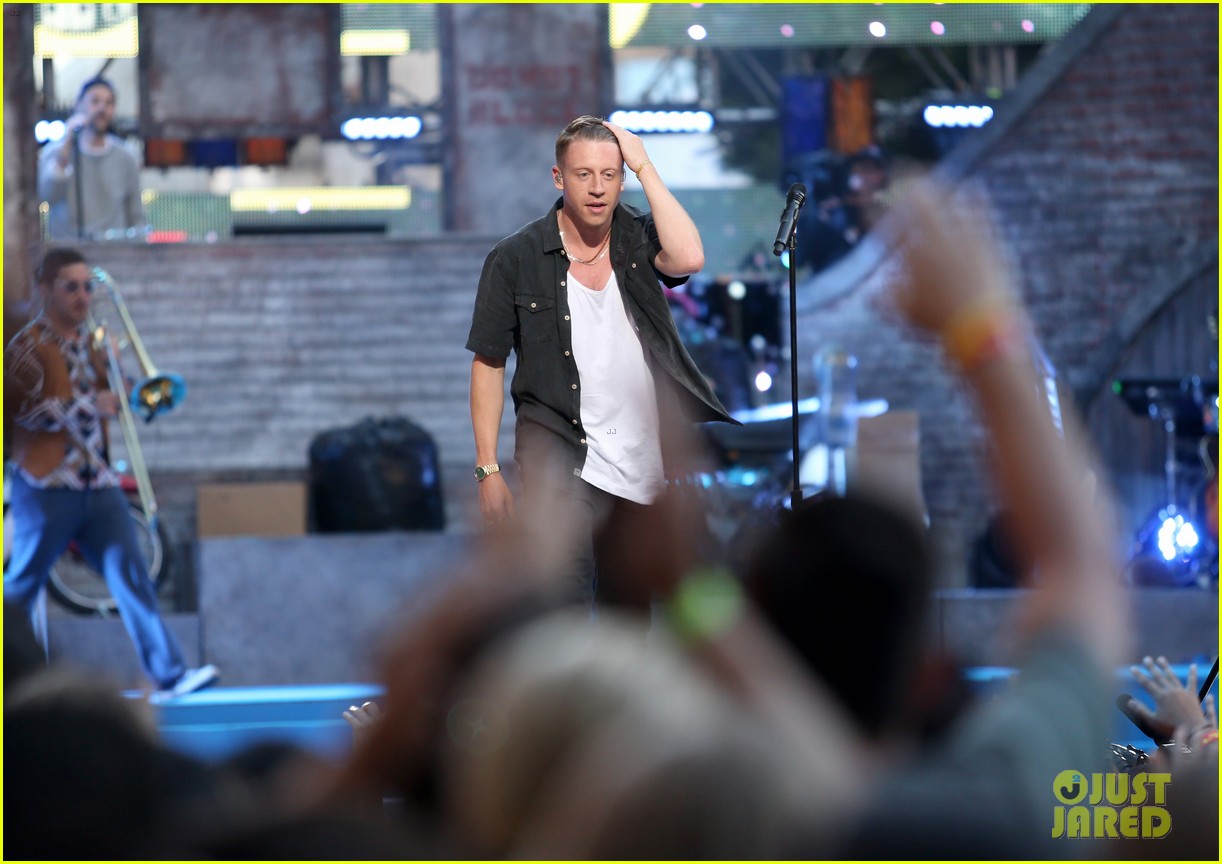 Macklemore & Ryan Lewis Bring New Single 'Downtown' to MTV VMAs 2015 ...