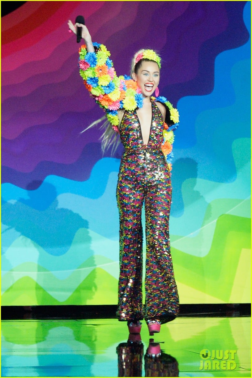 Miley Cyrus' MTV VMAs 2015 Opening Monologue (Video): Photo 3449246 ...