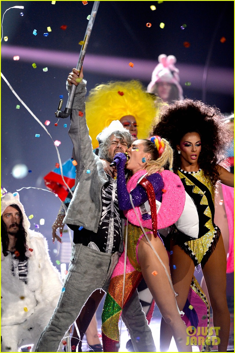 Miley Cyrus Performs New Song Dooo It At Mtv Vmas 2015 Watch Now