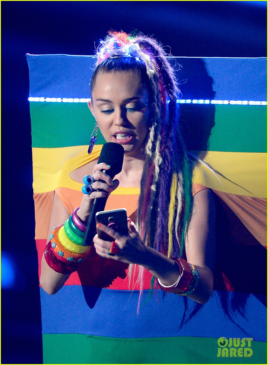 Miley Cyrus Performs New Song 'Dooo It!' at MTV VMAs 2015 - Watch Now ...