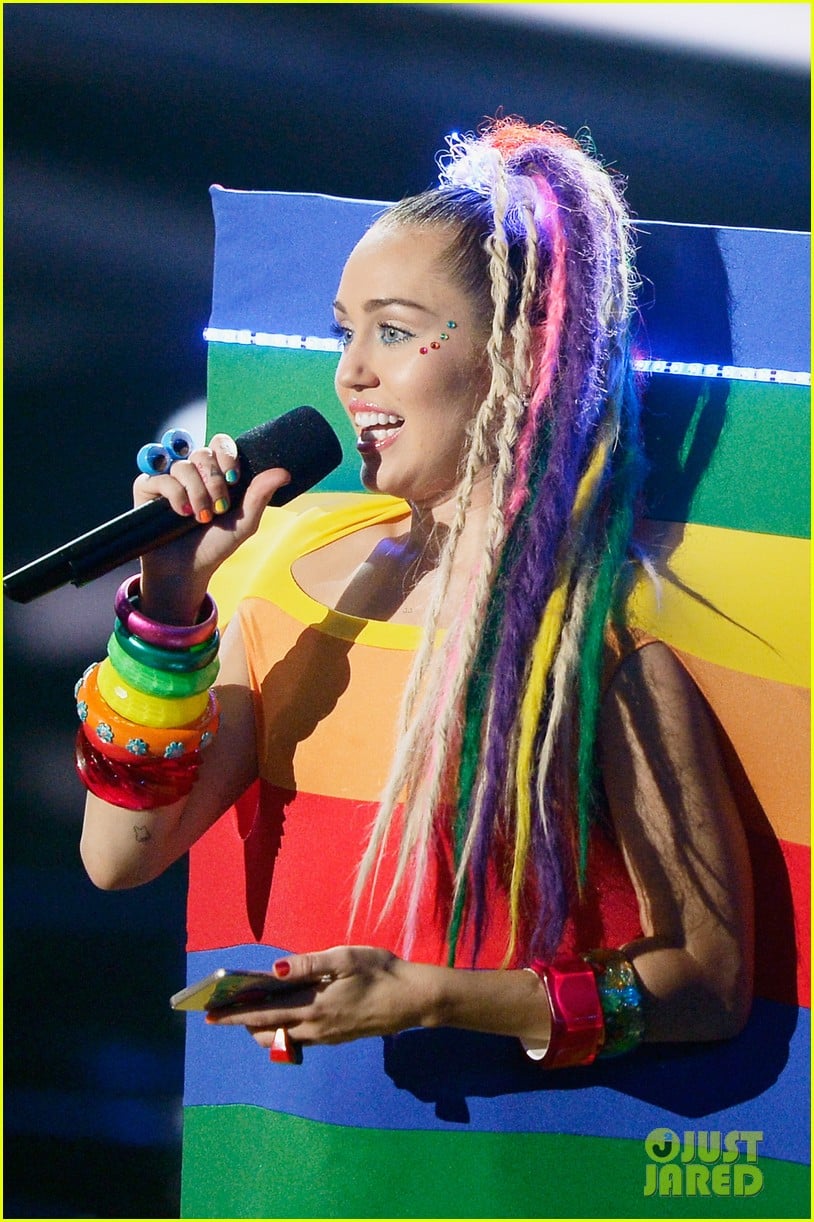 Miley Cyrus Performs New Song 'Dooo It!' at MTV VMAs 2015 - Watch Now ...