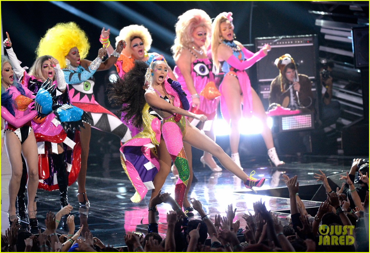 Miley Cyrus Performs New Song Dooo It At Mtv Vmas 2015 Watch Now