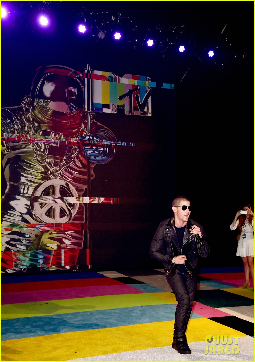 Nick Jonas Performs 'Levels' at MTV VMAs 2015 (Video): Photo 3449150 ...