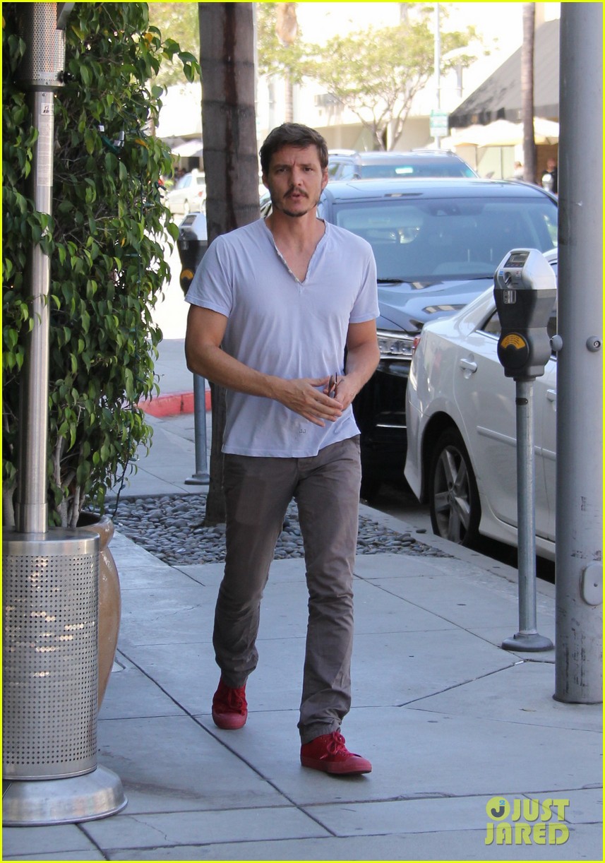 Photo: pedro pascal narcos netflix 07 | Photo 3433789 | Just Jared
