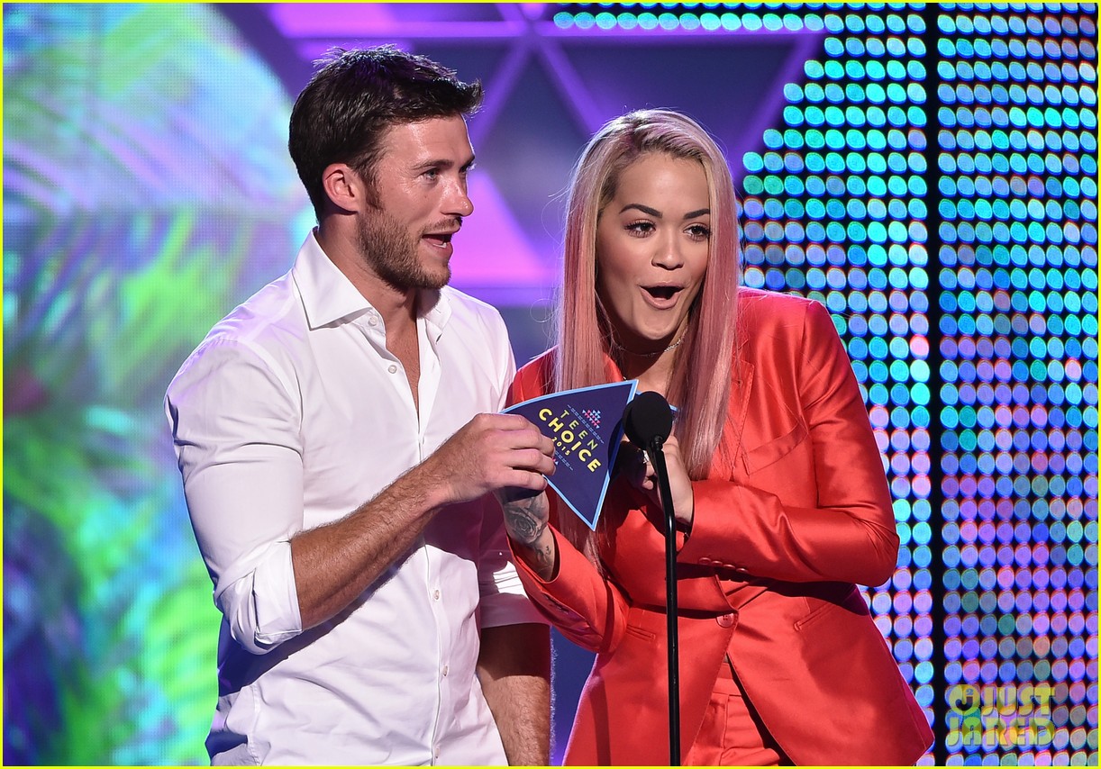 Scott Eastwood Presents an Award to Chloe Moretz at Teen Choice Awards ...