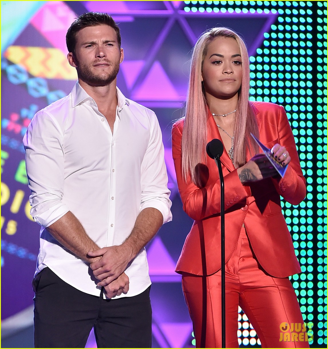 Scott Eastwood Presents an Award to Chloe Moretz at Teen Choice Awards ...