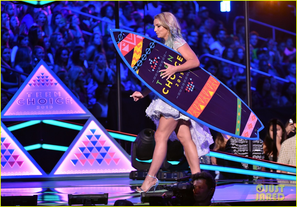 Britney Spears Stuns with Rainbow Hair at Teen Choice 2015: Photo ...