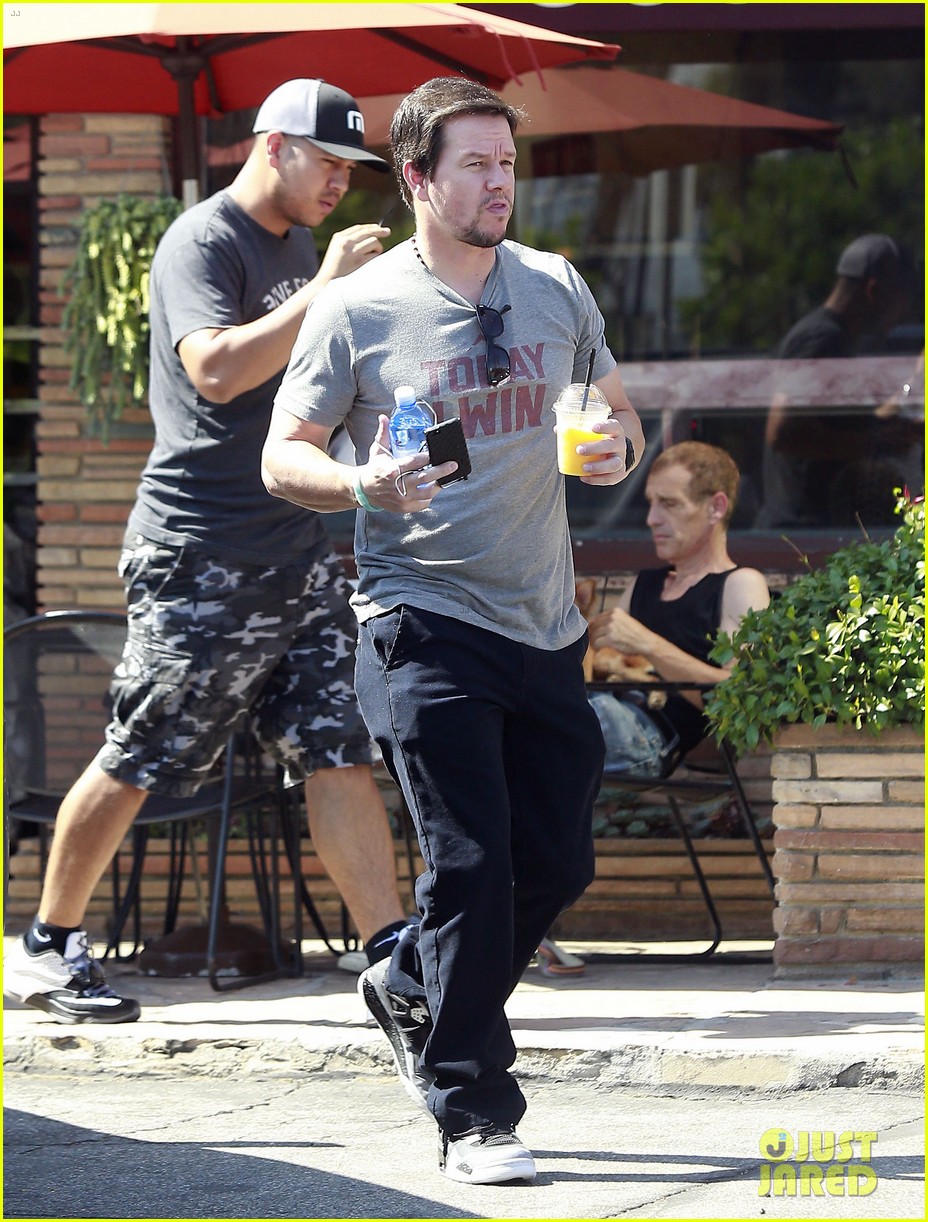 Mark Wahlberg Celebrates Christmas in August: Photo 3448592 | Mark ...