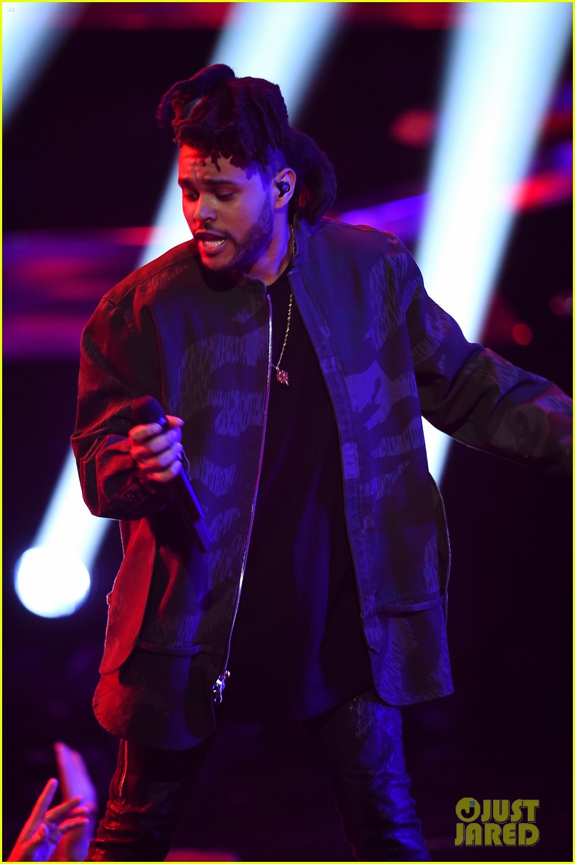 The Weeknd's MTV VMAs 2015 Performance (Video): Photo 3449230 | Video ...