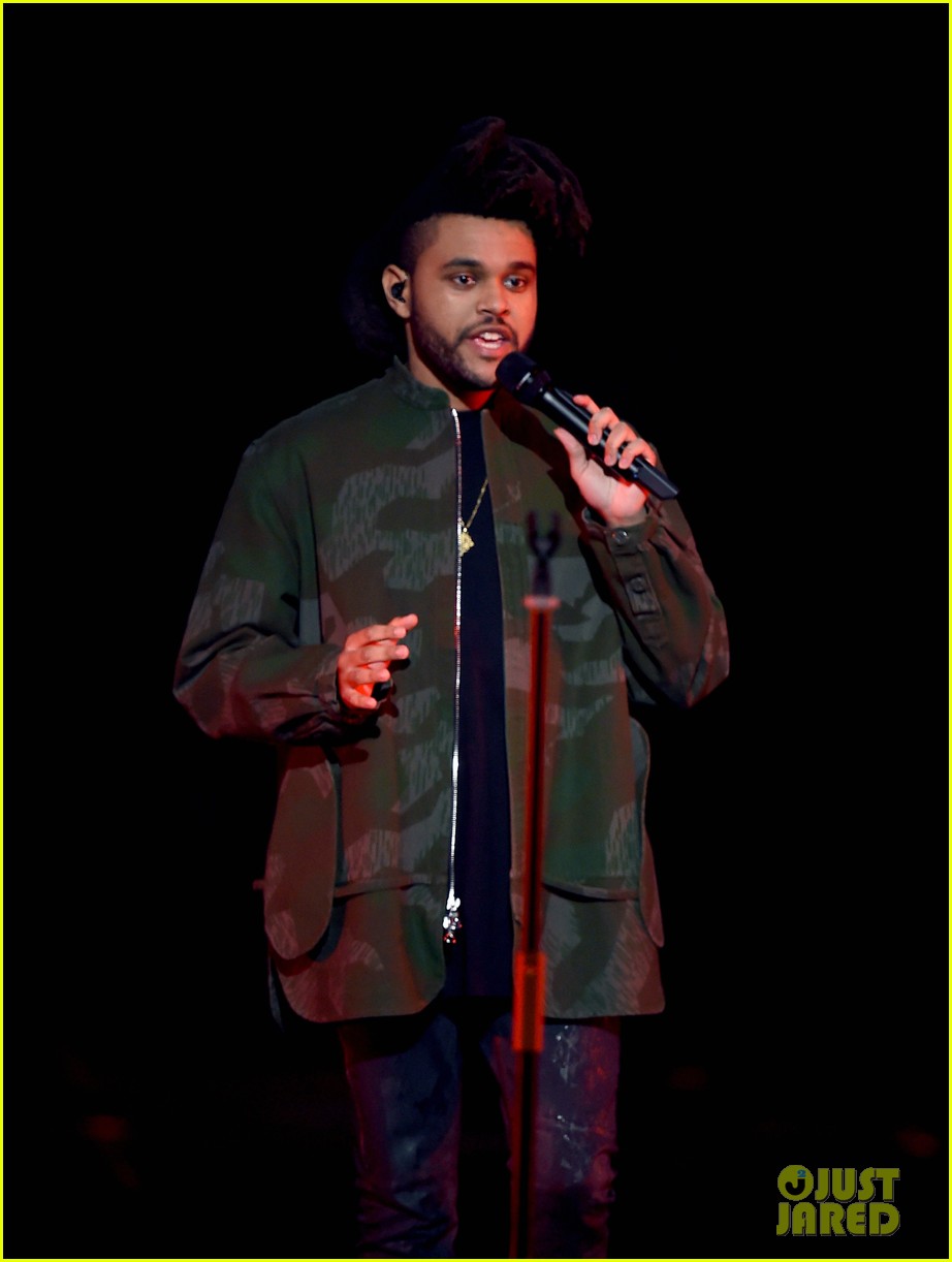 The Weeknd's MTV VMAs 2015 Performance (Video): Photo 3449231 | Video ...