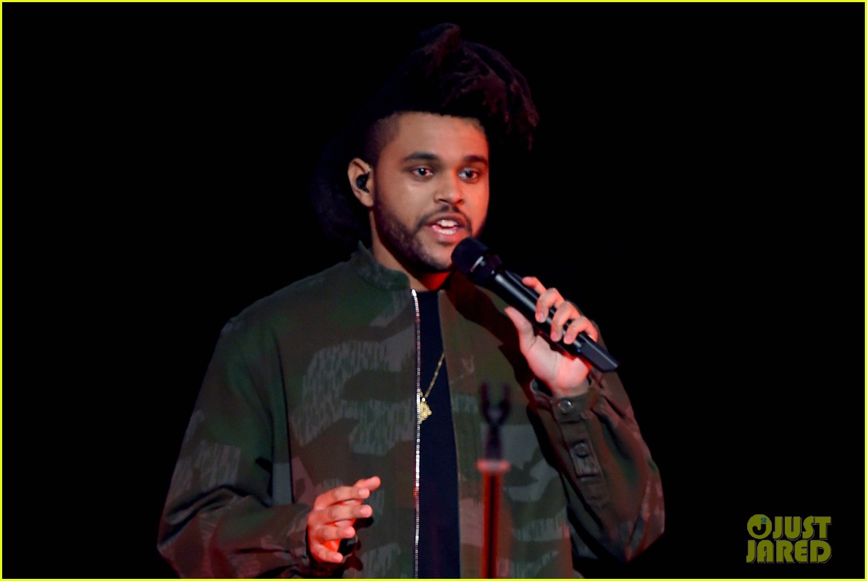 The Weeknd's MTV VMAs 2015 Performance (Video): Photo 3449233 | Video ...