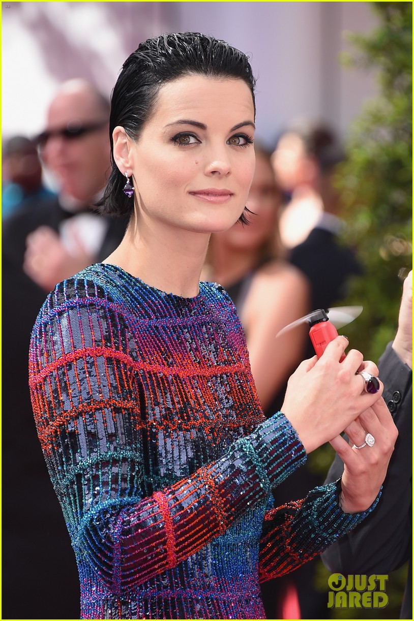 Jaimie Alexander & Peter Facinelli Make Out on Emmys 2015 Red Carpet ...