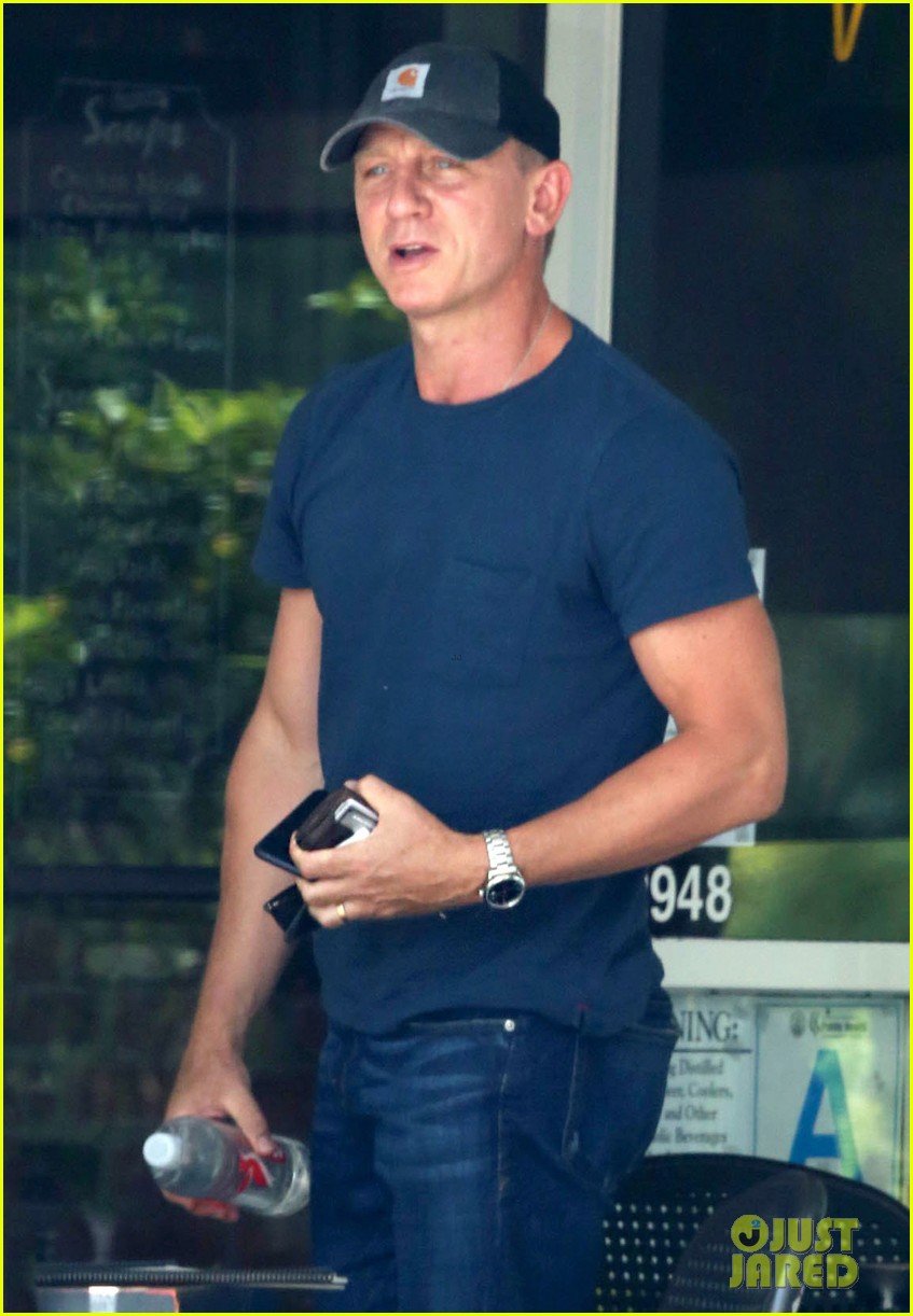 Daniel Craig Publicly Supports Bernie Sanders for President: Photo ...
