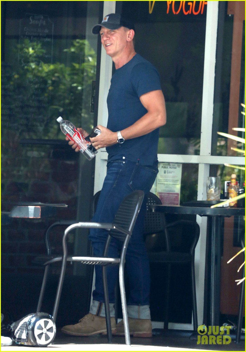 Daniel Craig Publicly Supports Bernie Sanders for President: Photo ...