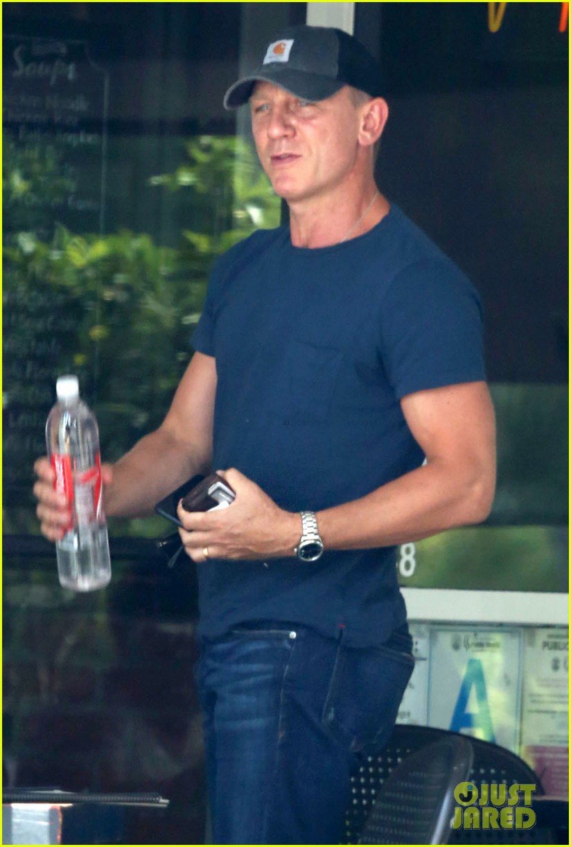 Daniel Craig Publicly Supports Bernie Sanders for President: Photo ...