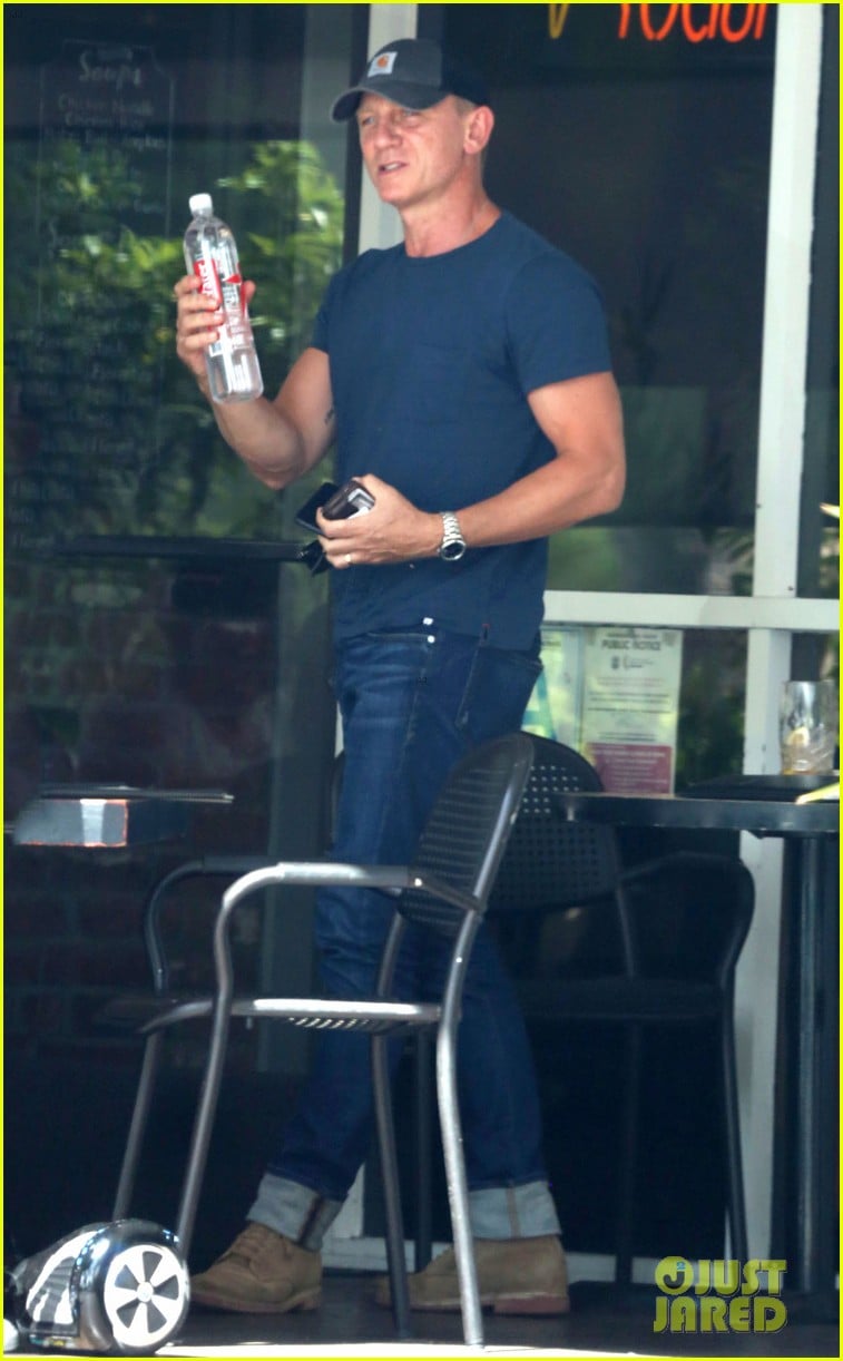 Daniel Craig Publicly Supports Bernie Sanders for President: Photo ...