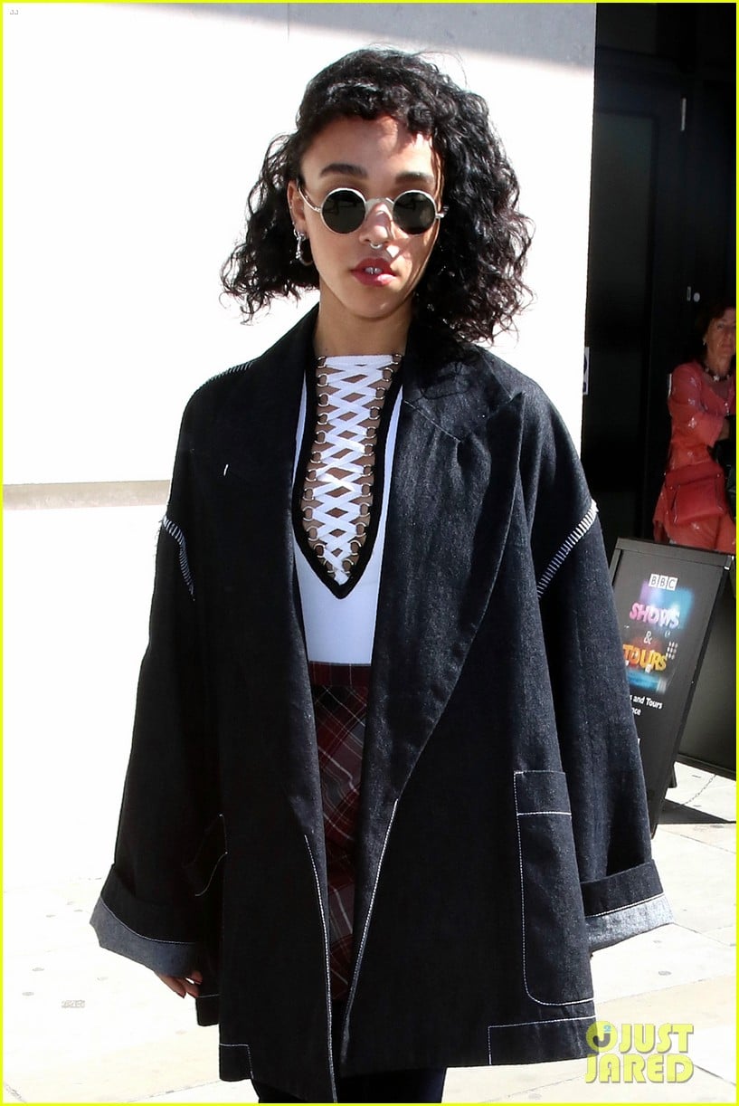 FKA twigs Sings Killer Cover of Sia's 'Elastic Heart' - Watch Now ...