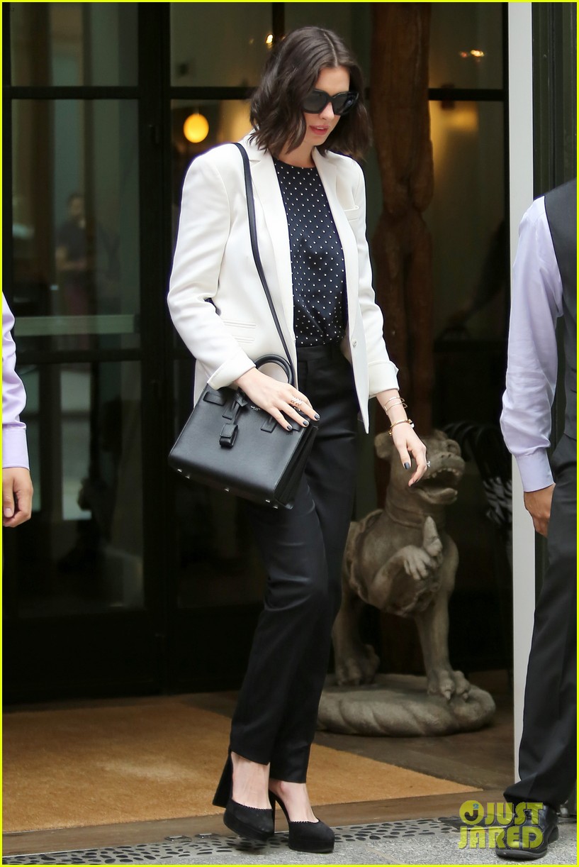 Anne Hathaway Was Actually an Intern After Becoming Famous: Photo ...