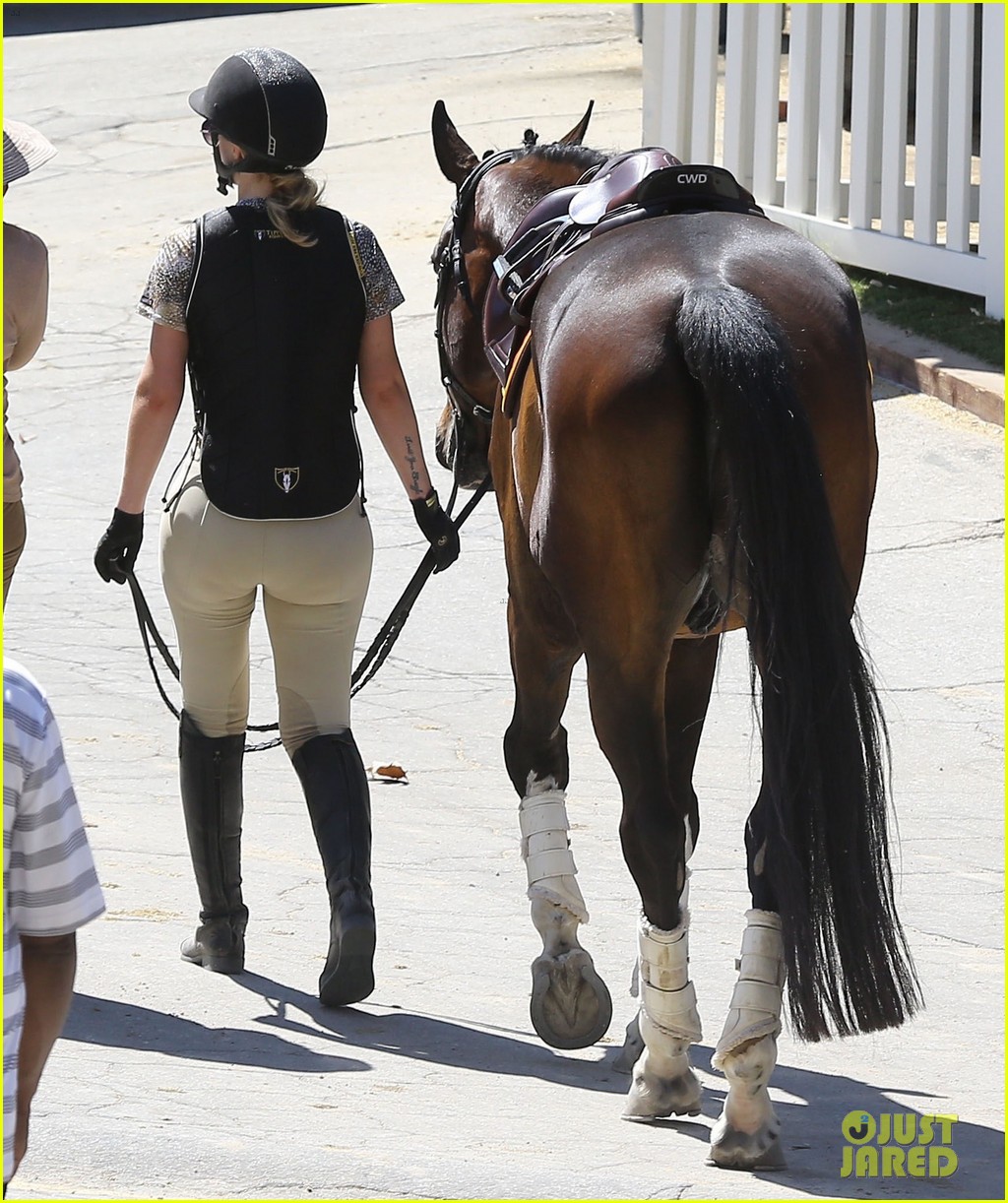 Iggy Azalea Shows Off Her Killer Abs in Post-Workout Selfie: Photo ...