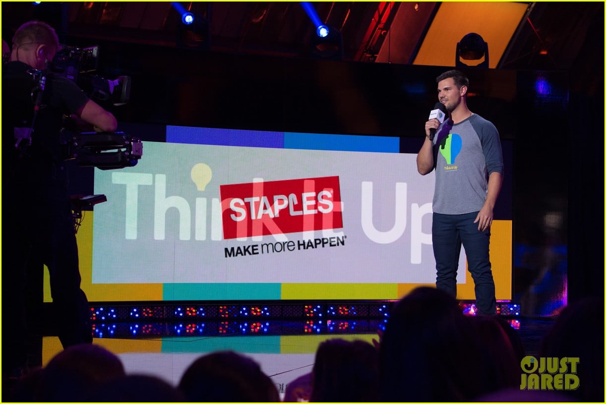 Taylor Lautner Makes The Crowd Go Wild At 'Think It Up' Telecast: Photo ...