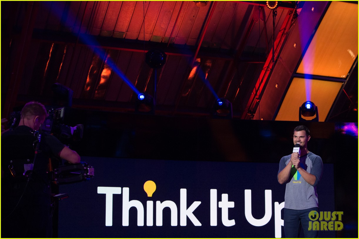 Taylor Lautner Makes The Crowd Go Wild At 'Think It Up' Telecast: Photo ...