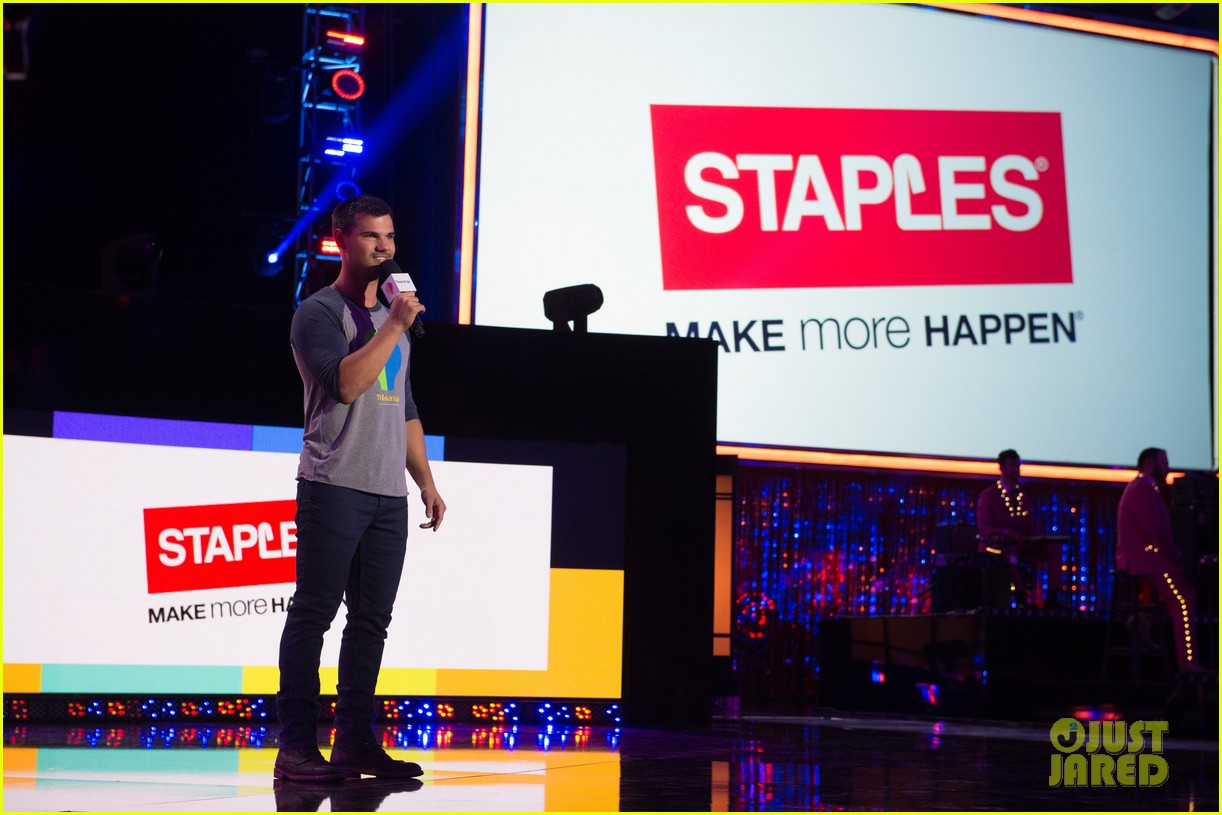Taylor Lautner Makes The Crowd Go Wild At 'Think It Up' Telecast: Photo ...