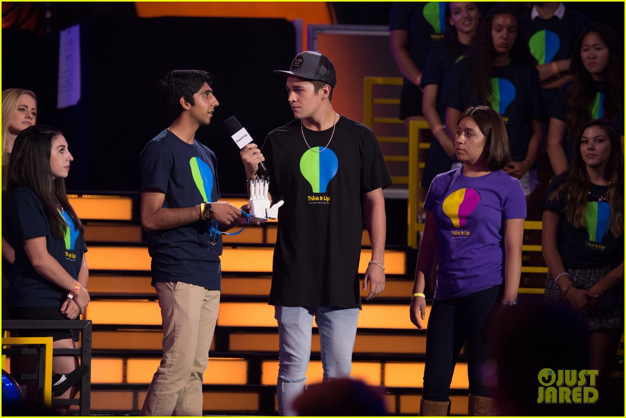 Taylor Lautner Makes The Crowd Go Wild At 'Think It Up' Telecast: Photo ...