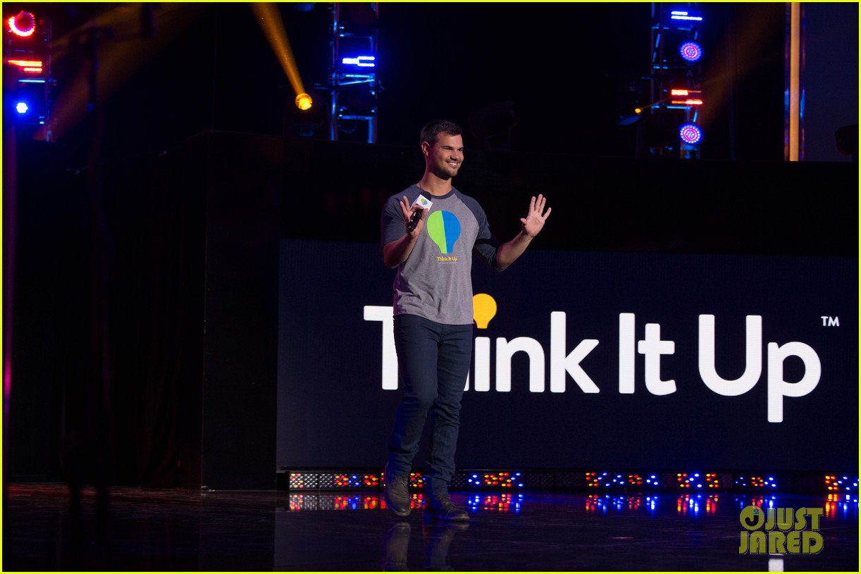 Taylor Lautner Makes The Crowd Go Wild At 'Think It Up' Telecast: Photo ...
