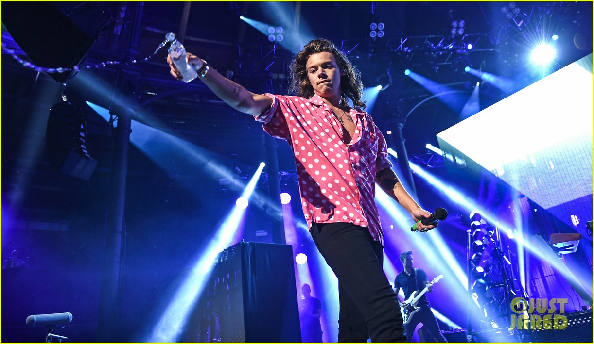 One Direction Kick Off Apple Music Festival 2015 In London: Photo ...