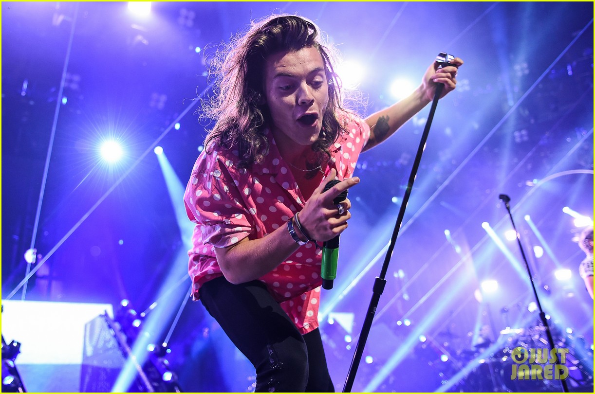 One Direction Kick Off Apple Music Festival 2015 In London: Photo ...