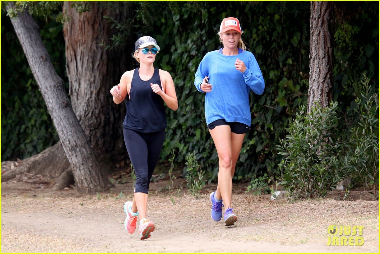 Reese Witherspoon Hangs With YouTubers Grace Helbig & Mamrie Hart ...