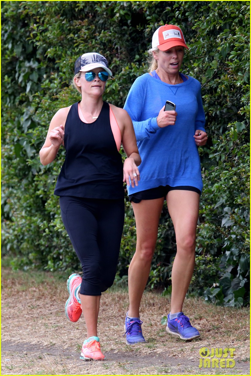 Reese Witherspoon Hangs With YouTubers Grace Helbig & Mamrie Hart ...