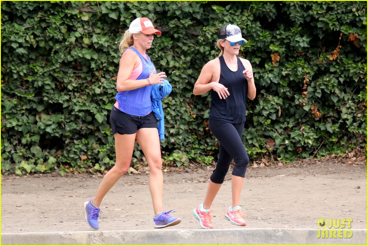 Reese Witherspoon Hangs With YouTubers Grace Helbig & Mamrie Hart ...