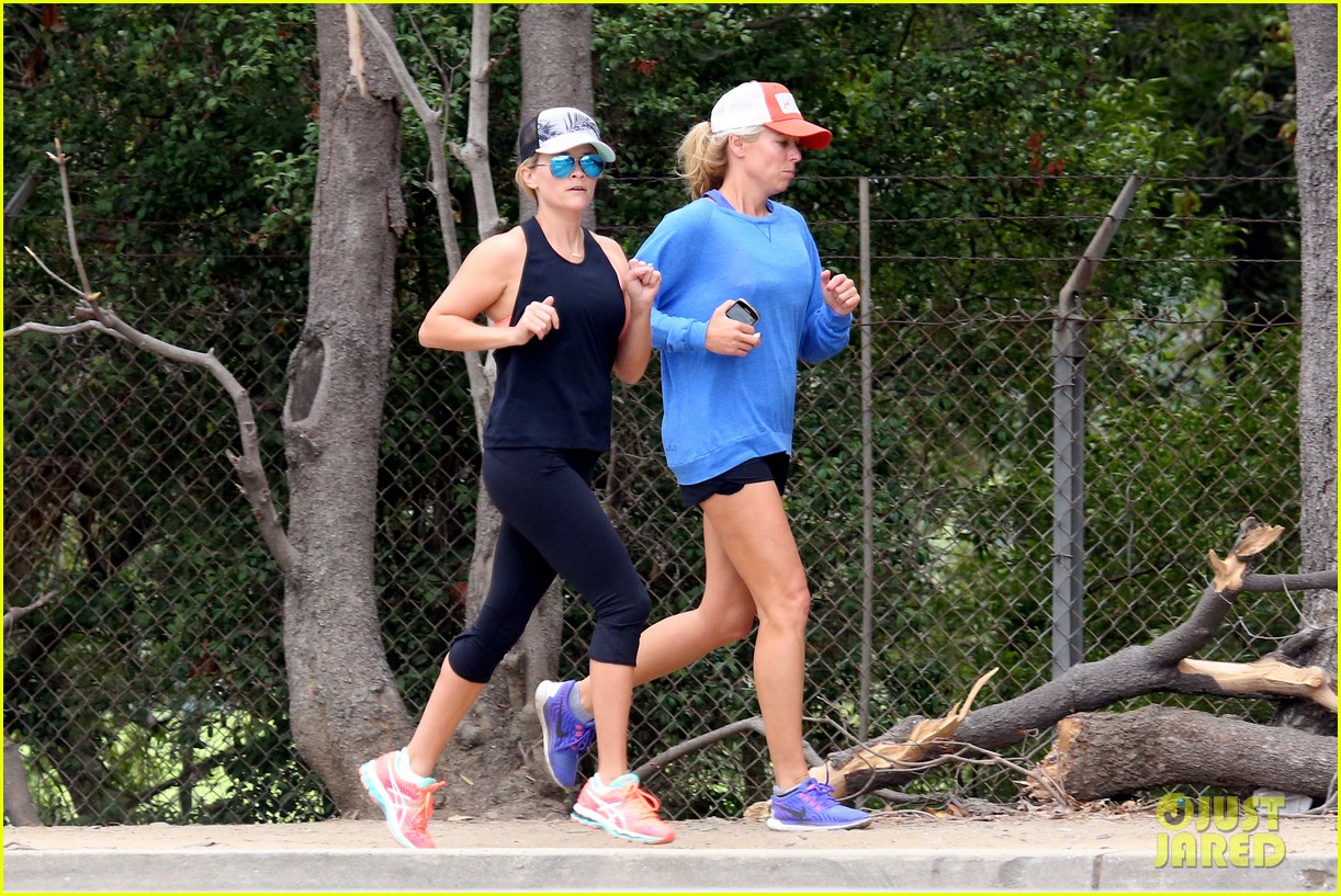 Reese Witherspoon Hangs With YouTubers Grace Helbig & Mamrie Hart ...