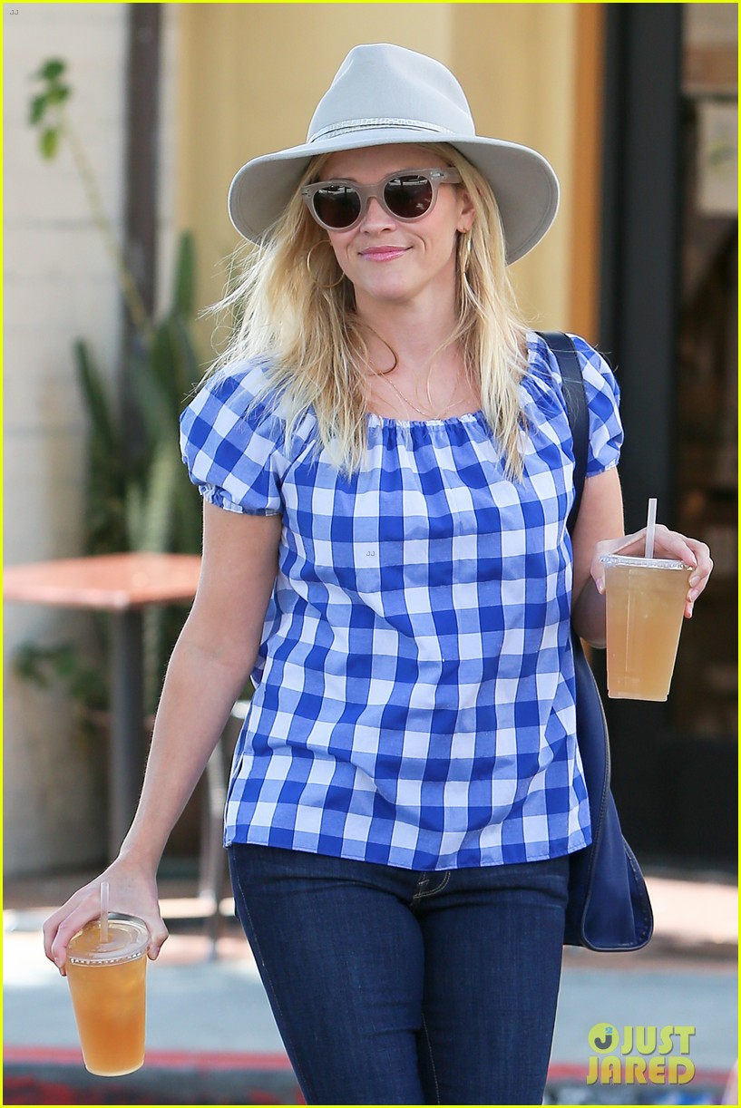 Reese Witherspoon Hangs With YouTubers Grace Helbig & Mamrie Hart ...