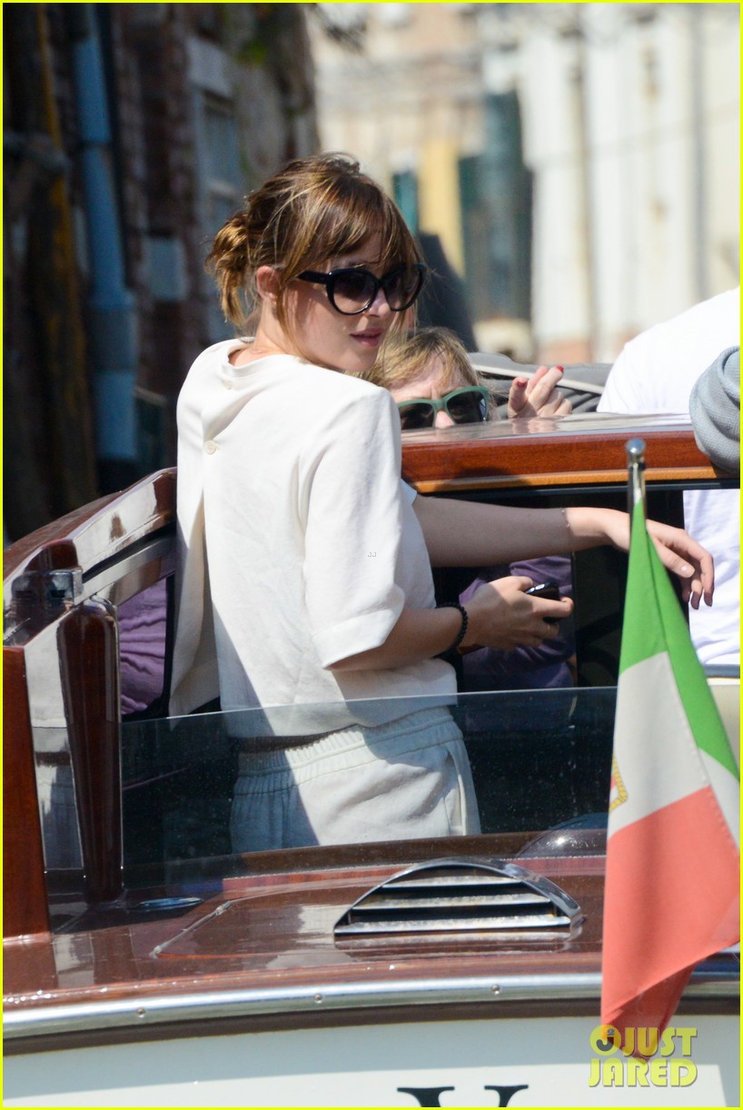 Photo: sia wears a giant bow polka dotted face mask 03 | Photo 3452097 ...