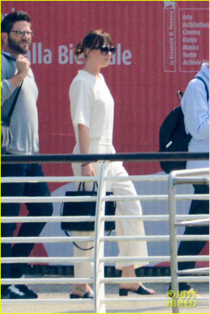 Sia Wears a Giant Bow & Polka-Dotted Face Mask in Venice: Photo 3452102 ...