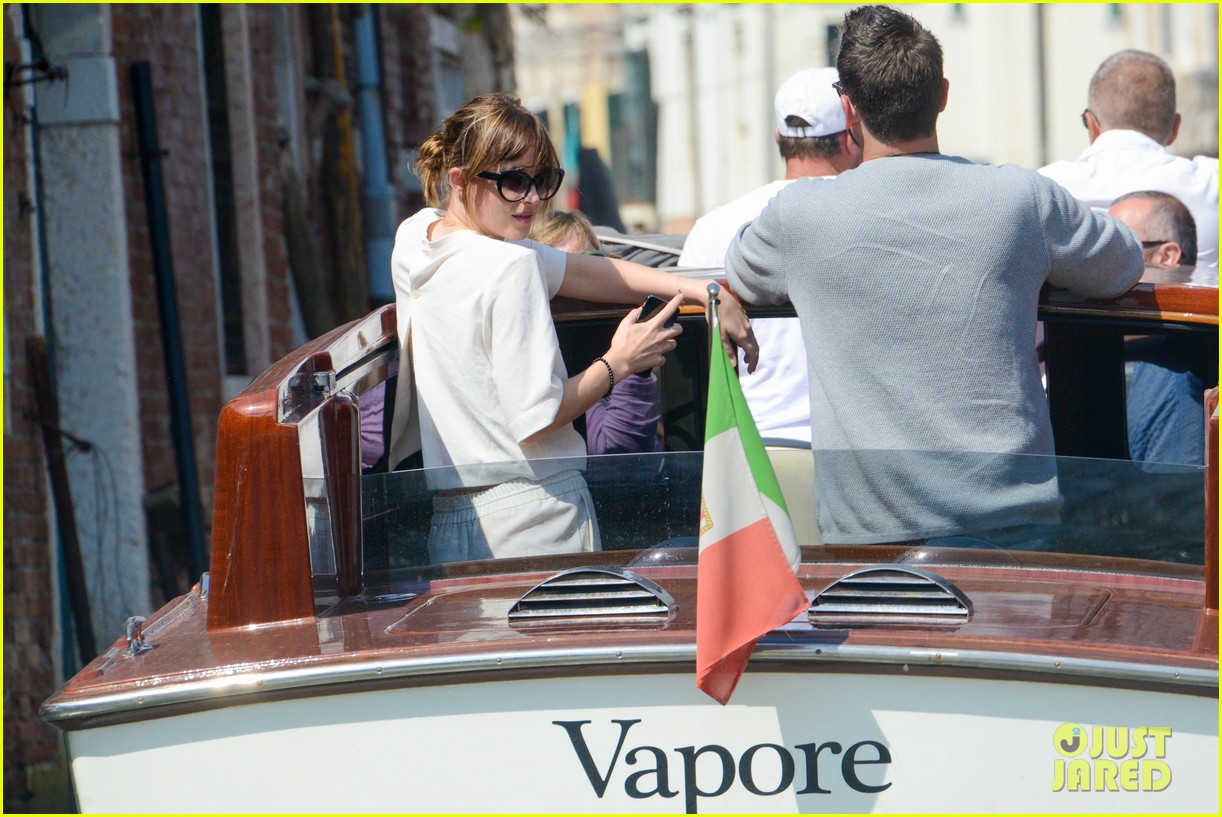 Sia Wears a Giant Bow & Polka-Dotted Face Mask in Venice: Photo 3452103 ...